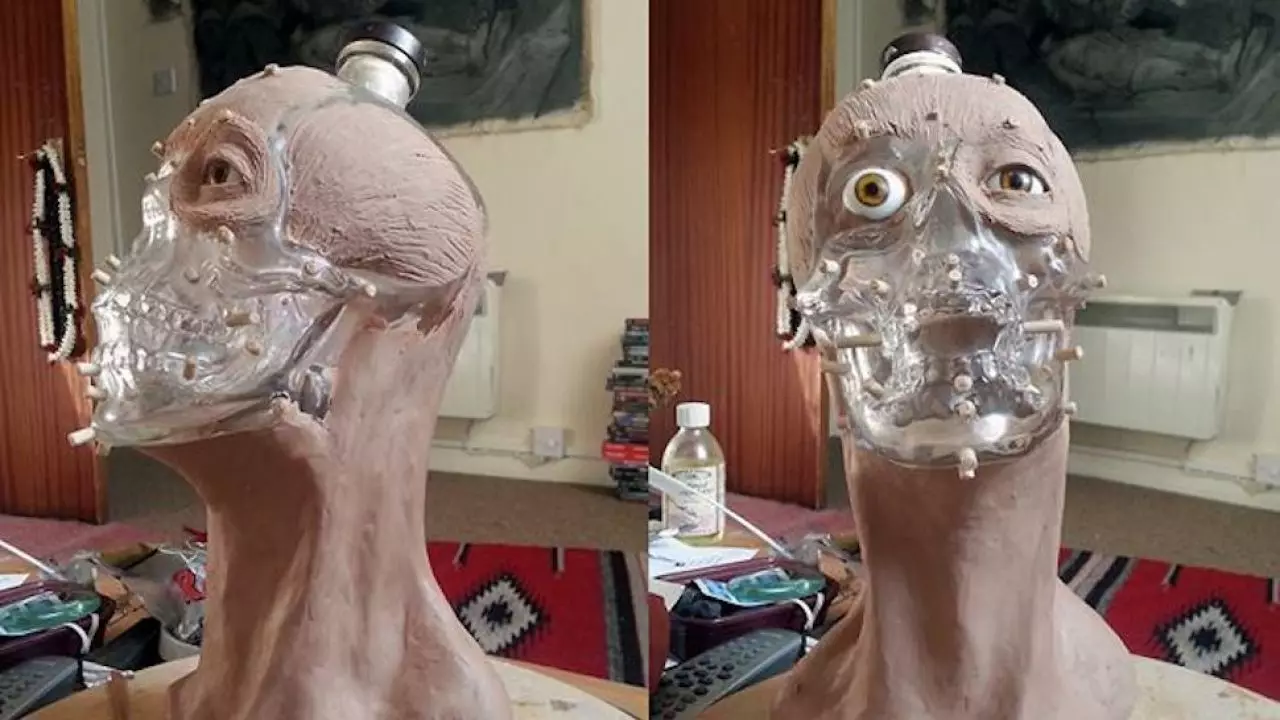 فنان الطب الشرعي يكشف وجه زجاجة الفودكا تلك على شكل جمجمة