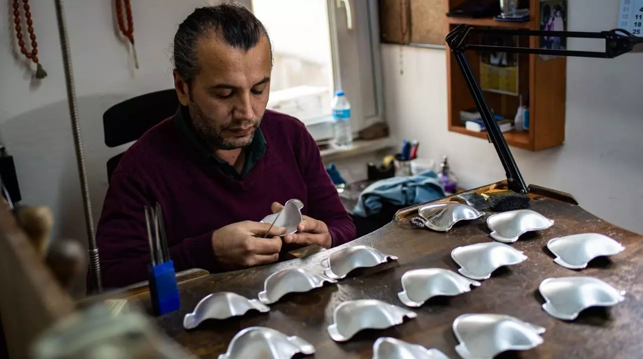Türk gümüş ustası Sabri Demirci gümüş və qızılı qoruyucu üz maskaları üzərində işləyir.