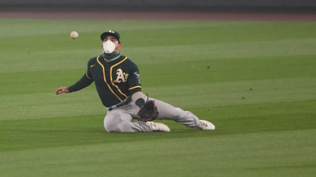 Ramon Laureano hjá Oakland Athletics klæðist grímu að hætti N95 þegar hann grípur poppflugu í öðrum leikhluta í fyrsta leik tvíhöfða á T-Mobile Park 14. september 2020, í Seattle, Washington.