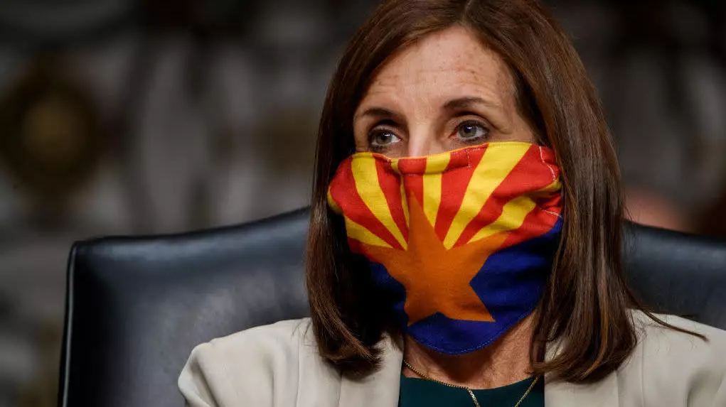 Öldungadeildarþingmaðurinn Martha McSally klæðist grímu sem sýnir Arizona fylkisfánann þegar hún hlustar á vitnisburð í yfirheyrslu hermálanefndar öldungadeildarinnar.