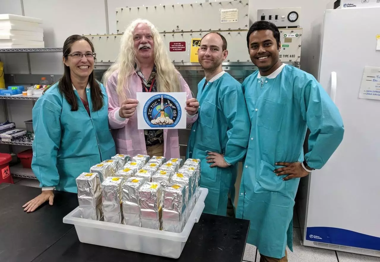 El equipo TICTOC de Gilroy Lab. De izquierda a derecha: Sarah Swanson, Simon Gilroy, Richard Barker y Arkadipta Bakshi. (Imagen: Deb Wells/NASA)