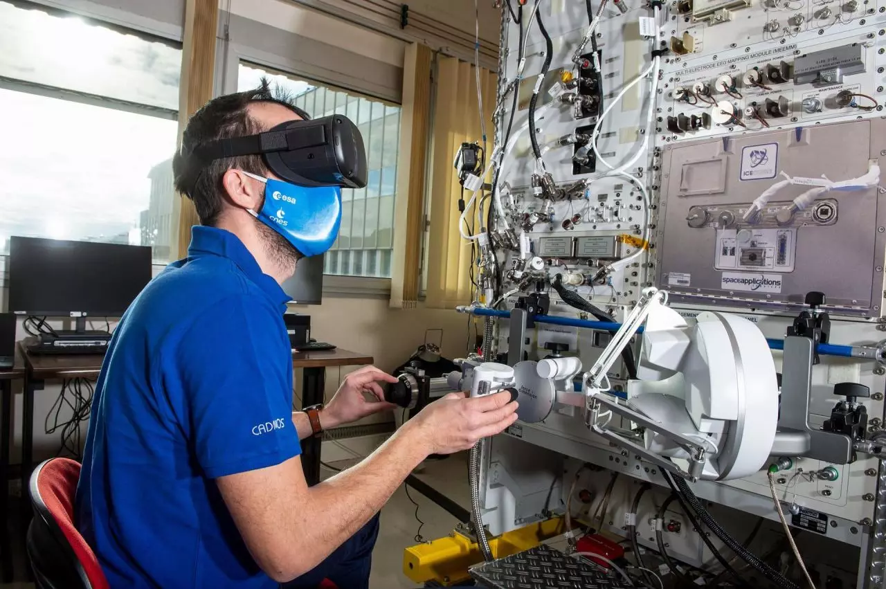 Pilote VR системасы жерде сыналууда. (Сүрөт: CNES/GRIMAULT Эммануэль)