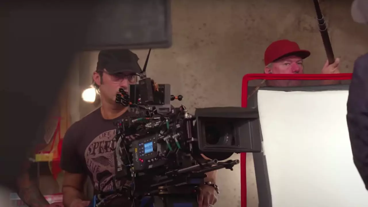 Mir kënne Heroes 'Robert Rodriguez erklärt seng vill Talenter an dëser BTS Featurette