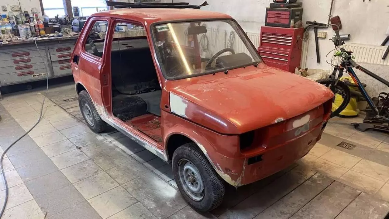 Un grito á persoa que restaurou este pequeno Fiat polaco 126p