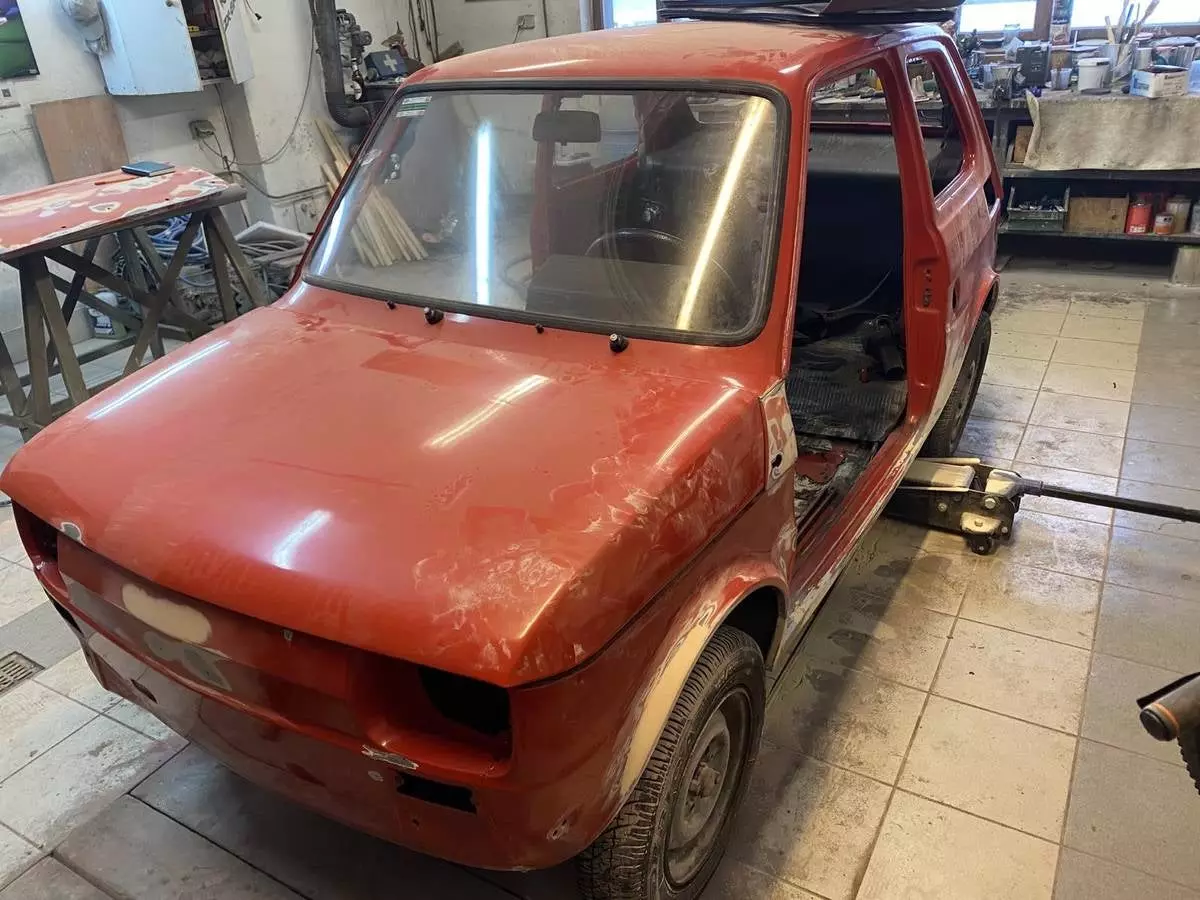 Un grito á persoa que restaurou este pequeno Fiat polaco 126p