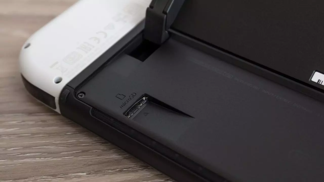 A orientación da ranura para tarxetas microSD do Switch OLED xirou 90 graos.