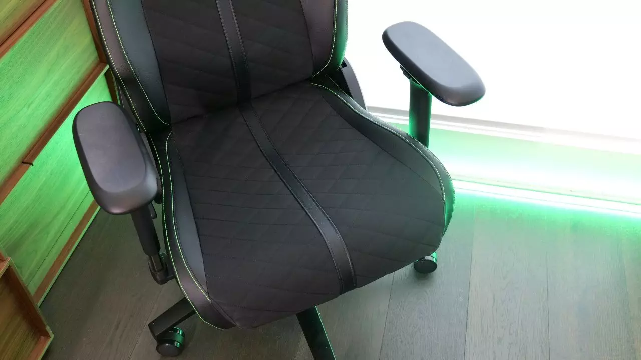 Membuat kursi Enki lebih lembut daripada bantalan belakangnya adalah perubahan desain yang bijaksana dan sangat dihargai.
