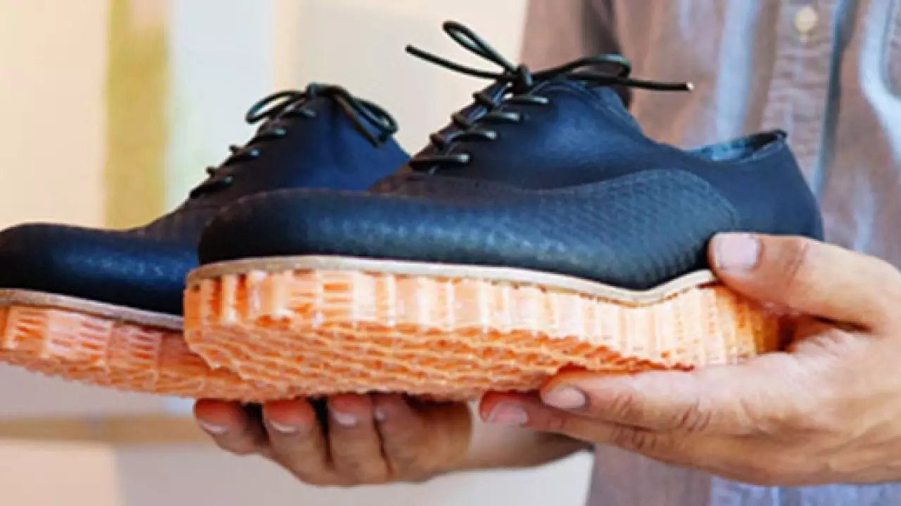 El teixit 3D converteix un sol fil en soles de sabates i armilles a prova de punyalades