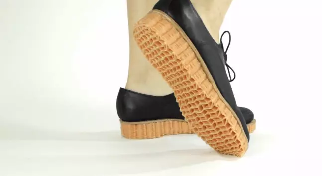 3D tkaní promění jedinou nit na podrážky bot a vesty odolné proti bodnutí
