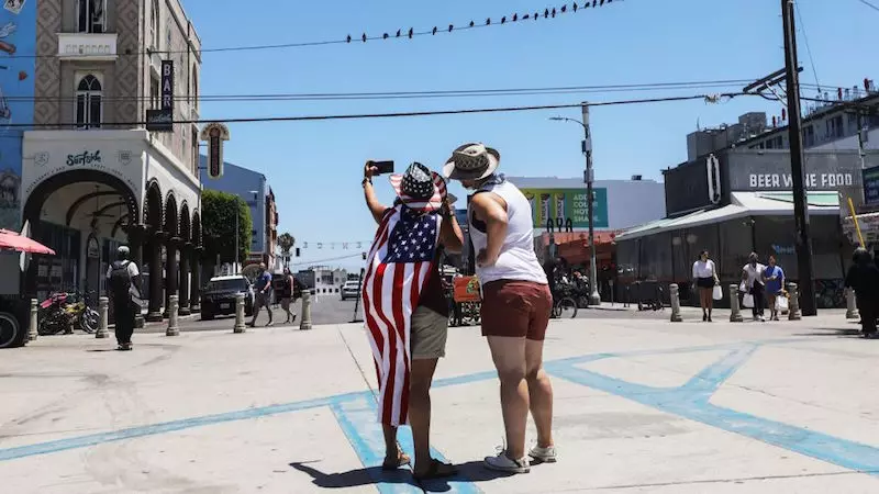 Venice Beach, Califòrnia, el 4 de juliol de 2020. Les platges del comtat de Los Angeles, inclosa Venice Beach, estan tancades durant el cap de setmana de vacances del 4 de juliol per frenar la propagació del coronavirus.