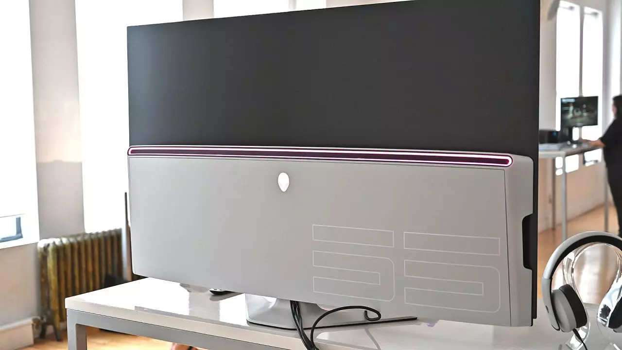 Alienware je napravio prvi na svijetu 55-inčni OLED monitor za igre, i izgleda bolesno 77170_1