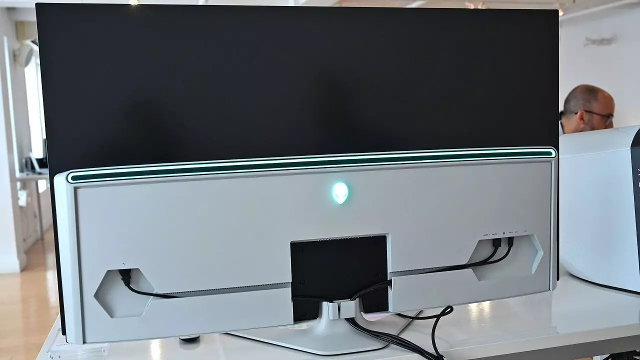 صنعت Alienware أول شاشة OLED للألعاب مقاس 55 بوصة في العالم ، ويبدو أنها مريضة 77170_2