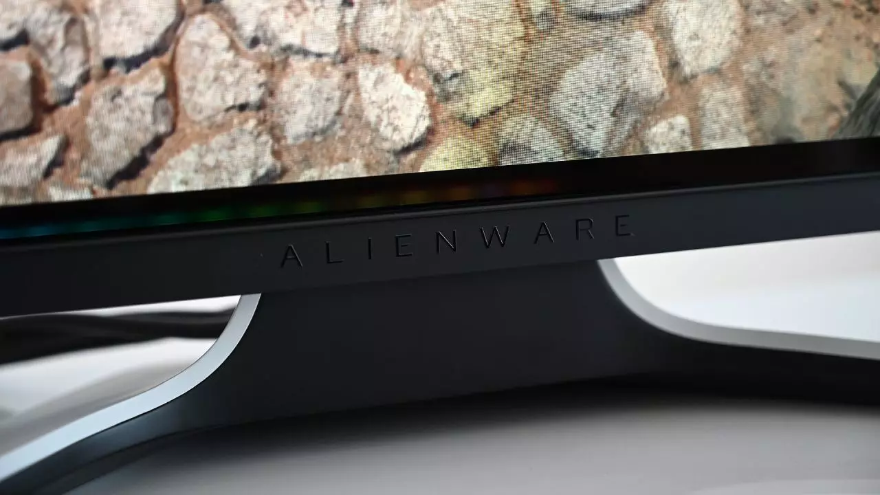 Alienware valmistas maailma esimese 55-tollise OLED-mängumonitori ja see näeb haige välja 77170_3