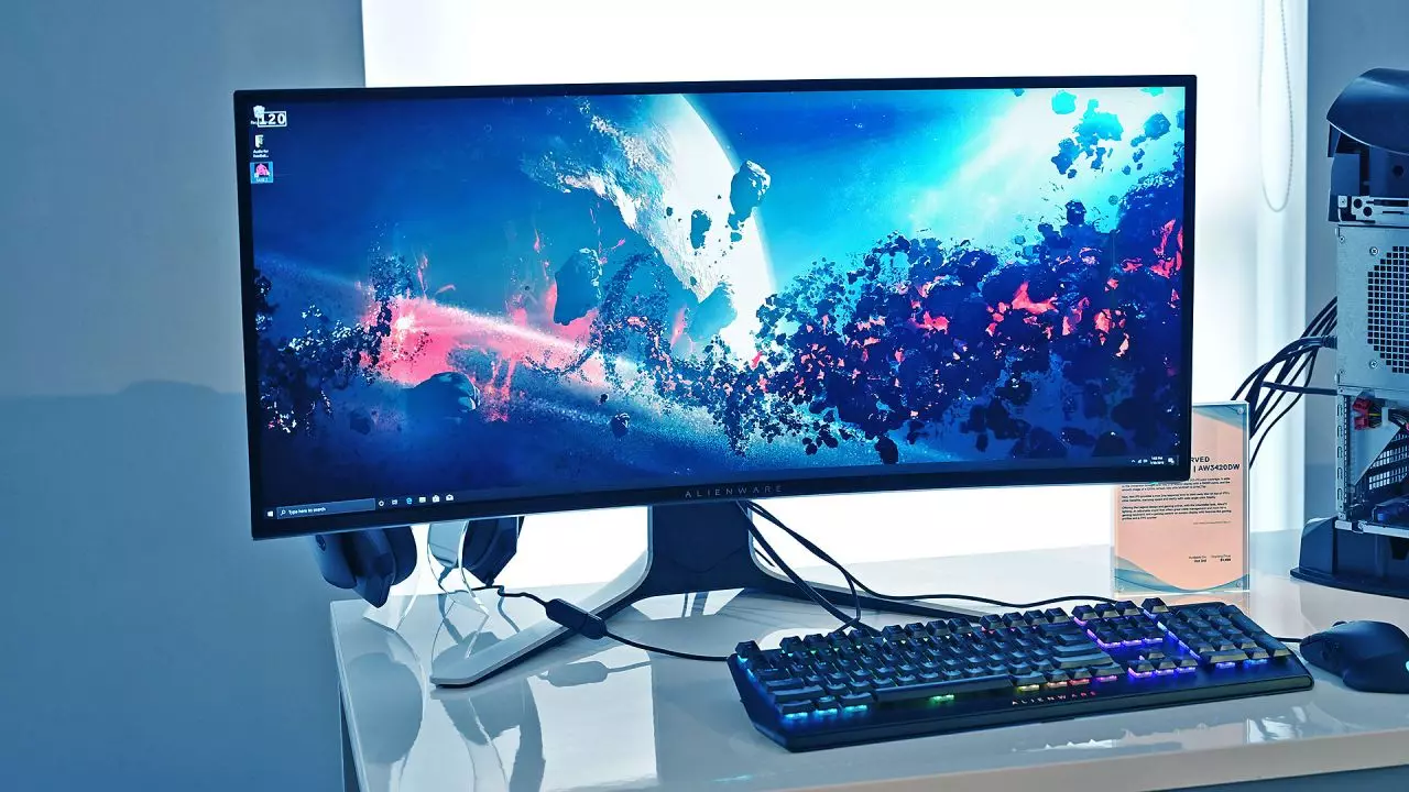 Alienware je napravio prvi na svijetu 55-inčni OLED monitor za igre, i izgleda bolesno