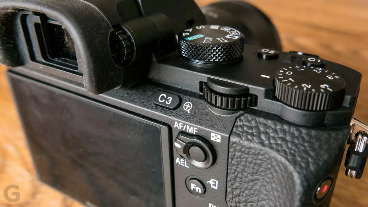 Sony's A7 Mark II là một bản nâng cấp vững chắc, nhưng video lại là một cú hích