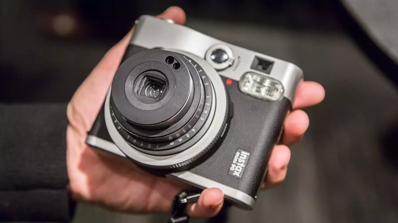 Fuji Instax Mini 90 Hands-On: מצלמת סרט מיידית מפוארת ומוזרה