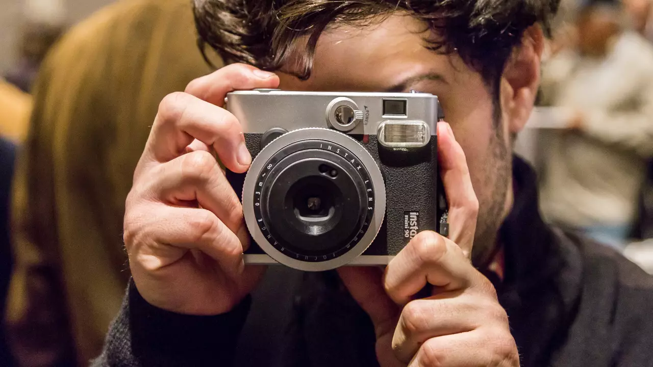 Fuji Instax Mini 90: veličastna in čudna takojšnja filmska kamera
