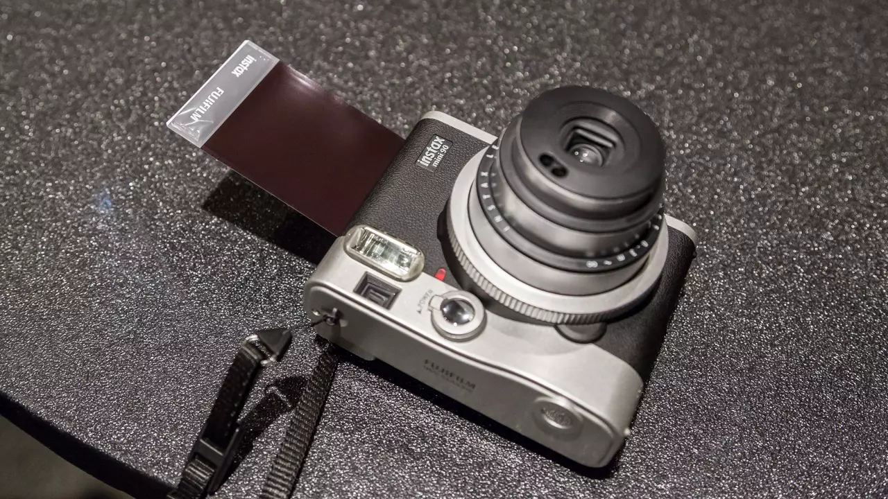 Fuji Instax Mini 90 Hands-On: מצלמת סרט מיידית מפוארת ומוזרה