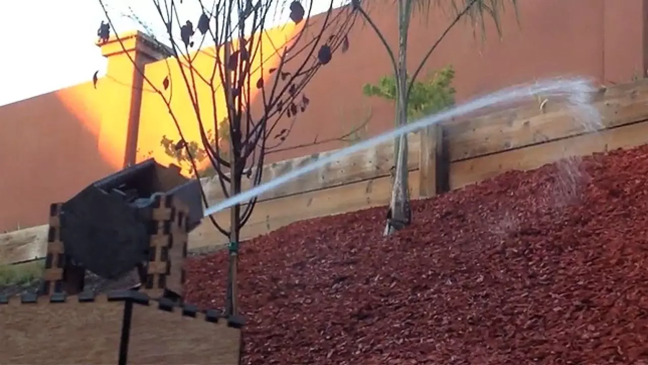 Sniping Sprinkler, որը թիրախավորում է ձեր բույսերը միայն այն ժամանակ, երբ նրանք ջրի կարիք ունեն