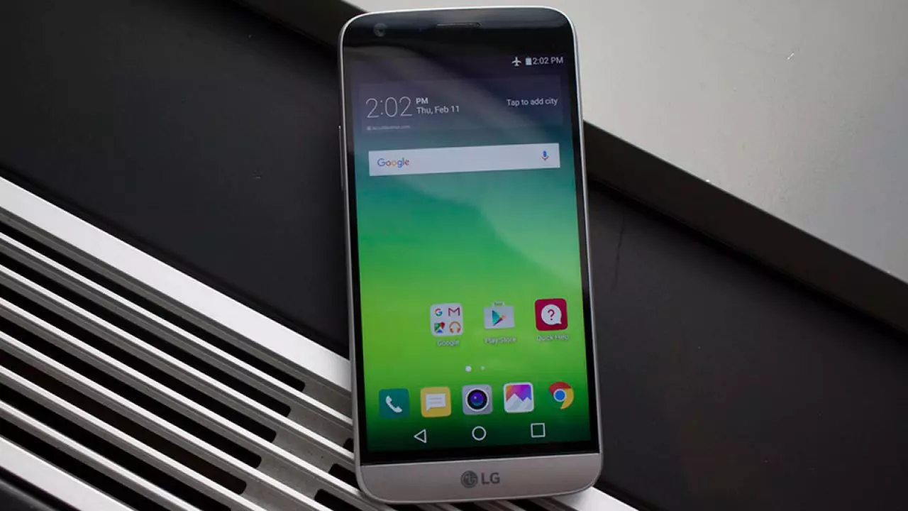 LG-jev popolnoma kovinski G5 je kot prototip telefona prihodnosti