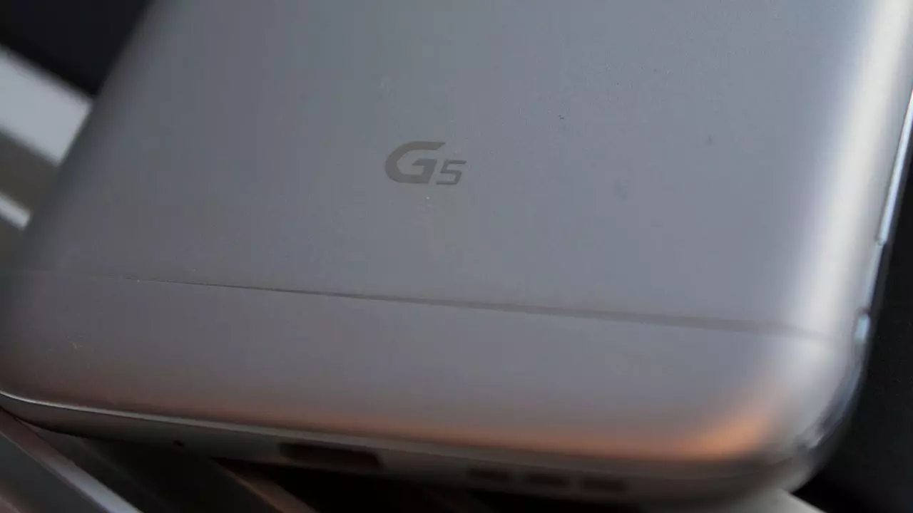 Tout-metal G5 LG la se tankou yon pwototip telefòn nan lavni