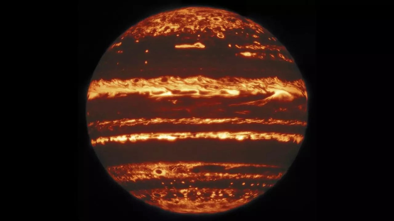 Šajā "laimīgajā" infrasarkanajā attēlā Jupiters izskatās kā uguns bumba