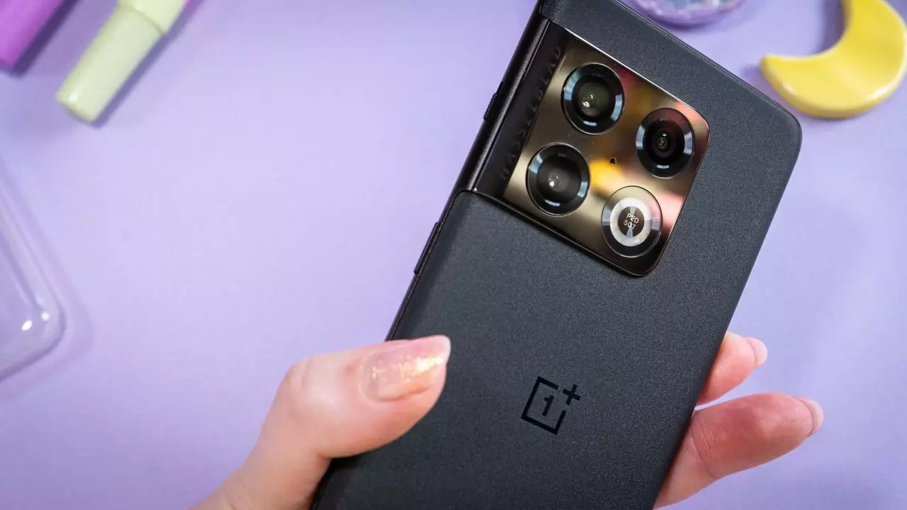 OnePlus 10 Pro бик сәләтле камераларга ия.