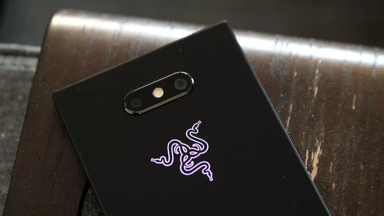 Is Fearr Sa Saol Laethúil an t-uasghrádú is mó ar Razer Phone 2