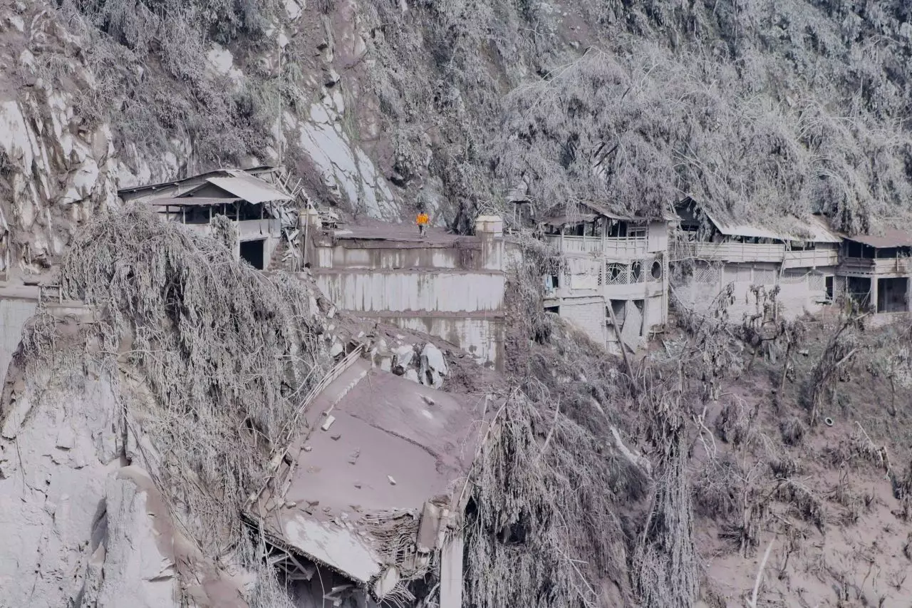 Asche bedeckt Häuser und Bäume an den Hängen des Berges Semeru in Lumajang.