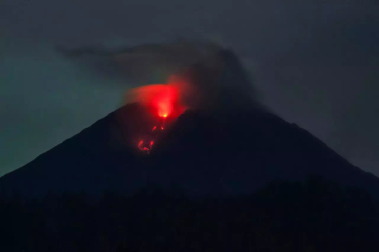Semeru Dağı, 6 Aralık 2021'de Lumajang'daki Sumber Wuluh köyünden lav püskürtüyor.