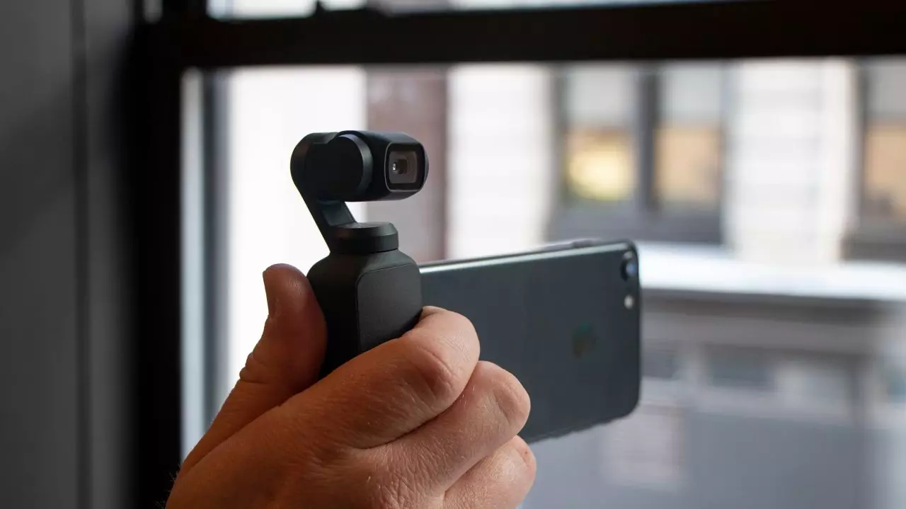 Osmo Pocket на DJI е много малка, супер стабилна 4K камера