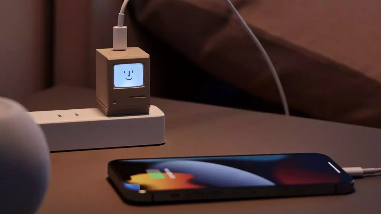 Поклонники Apple будут бессильны устоять перед зарядным устройством Mini Macintosh USB-C