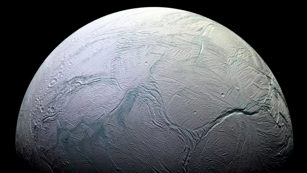 La Malkovro de Kompleksaj Organikaj Molekuloj Sur la Luno de Saturno Encelado Estas Grandega Interkonsento