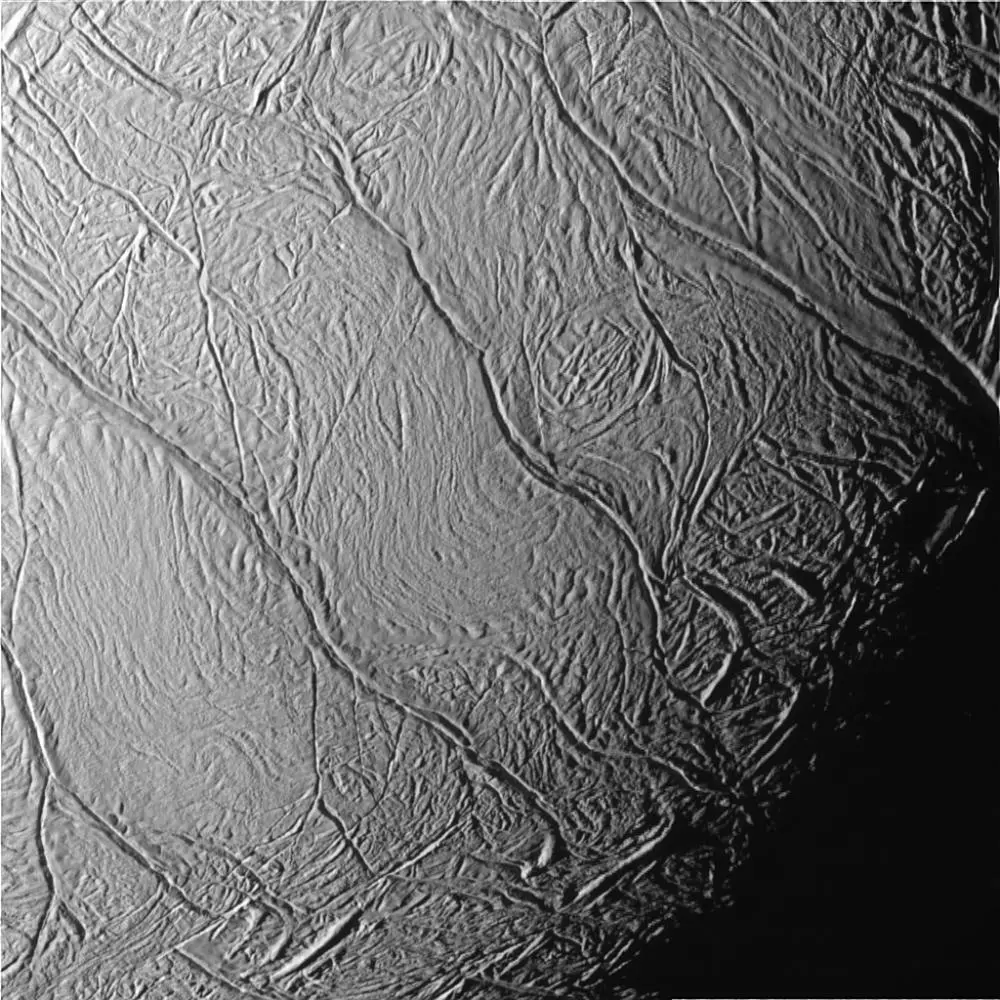 Ho sibolloa ha limolek'hule tse rarahaneng tsa Organic ho Enceladus ea Khoeli ea Saturn ke Ts'ebetso e kholo.