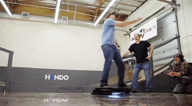 6 GIF's van Tony Hawk die domineert op een echt hoverboard