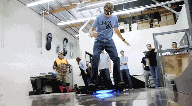 GIF 6 an'i Tony Hawk manjakazaka amin'ny hoverboard tena izy