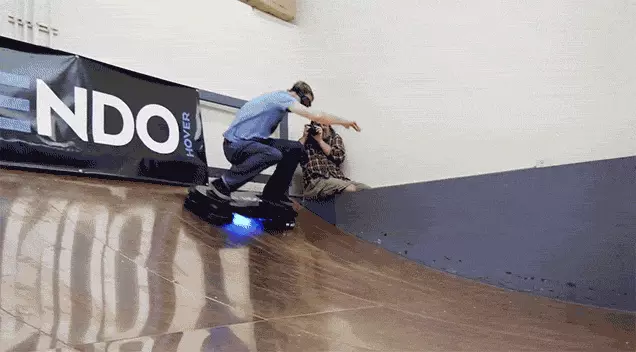 GIF 6 an'i Tony Hawk manjakazaka amin'ny hoverboard tena izy