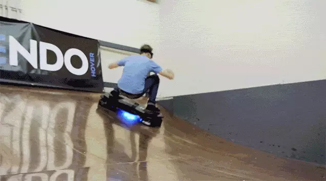 6 GIF's van Tony Hawk die domineert op een echt hoverboard