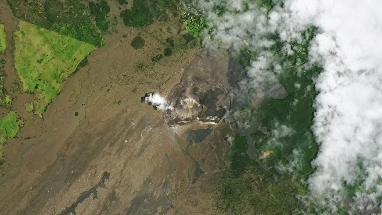 Il lago di lava è ora un lago d'acqua in cima al vulcano Kilauea