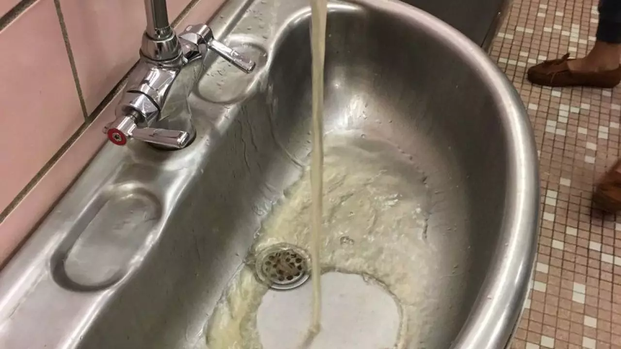 Un étudiant américain suspendu pour avoir publié en ligne une photo de l'eau d'une école méchante