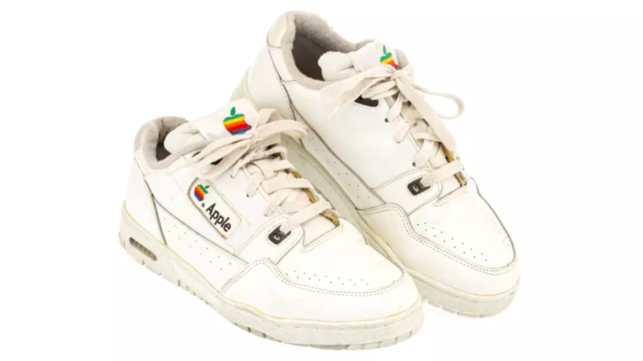 Yon pè tenis klasik ki gen mak Apple jis vann pou plis pase $16,000