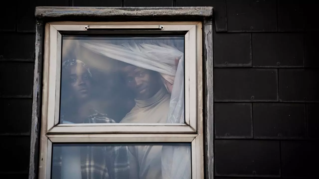 Am First His House Trailer, Flüchtlingen fannen sech an engem komeschen, béisen Heem gefaangen