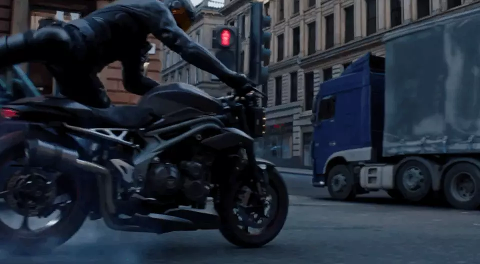 Trailerul final plin de acțiune Hobbs & Shaw evită înjurăturile, dar nu cascadorii