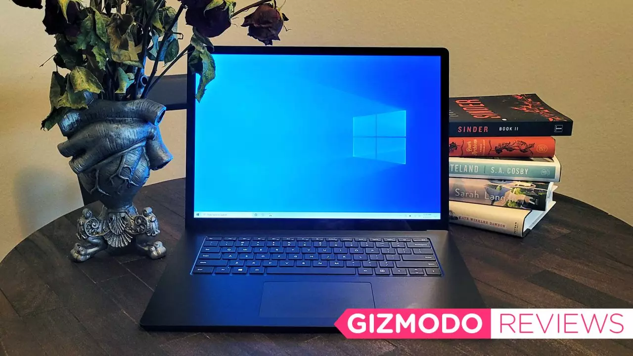 Kọǹpútà alágbèéká 4 Surface Microsoft ti fẹrẹ pe pipe