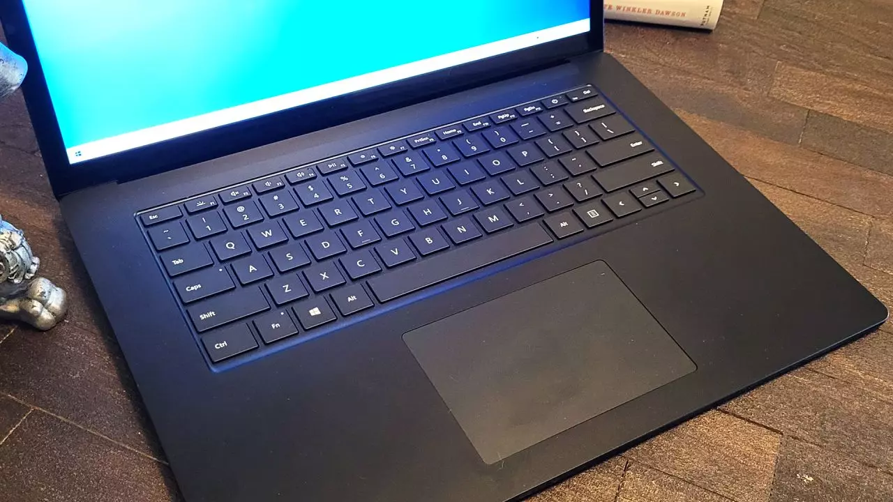 Kọǹpútà alágbèéká 4 Surface Microsoft ti fẹrẹ pe pipe 83885_3