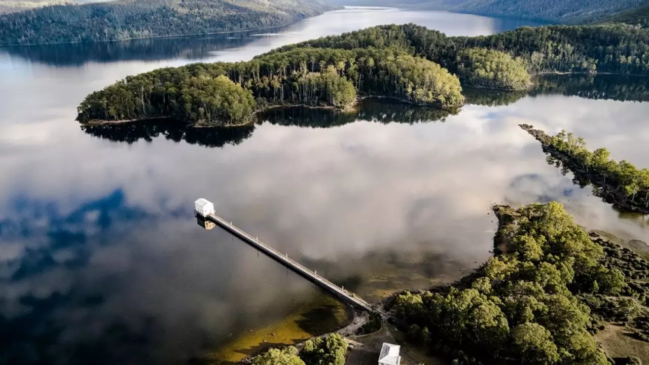 Je kunt slapen in de oude waterkrachtcentrale in het midden van dit Australische meer