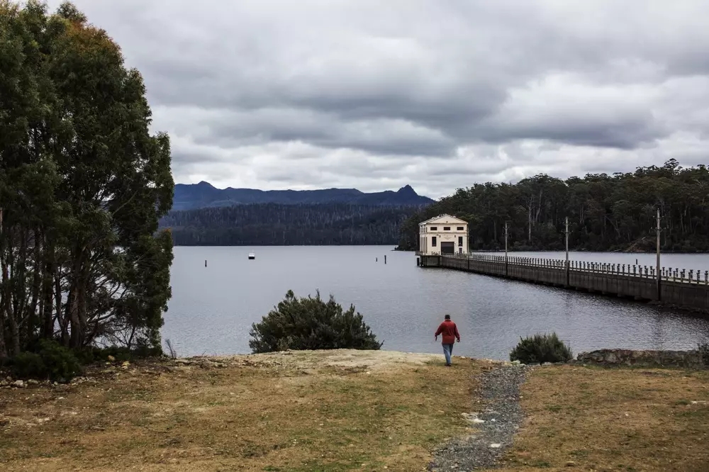 Je kunt slapen in de oude waterkrachtcentrale in het midden van dit Australische meer