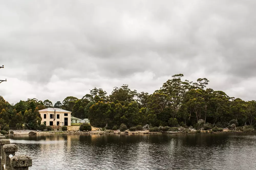 Je kunt slapen in de oude waterkrachtcentrale in het midden van dit Australische meer