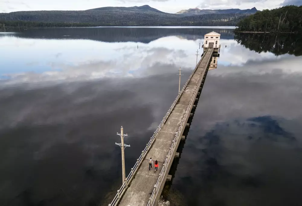 Je kunt slapen in de oude waterkrachtcentrale in het midden van dit Australische meer