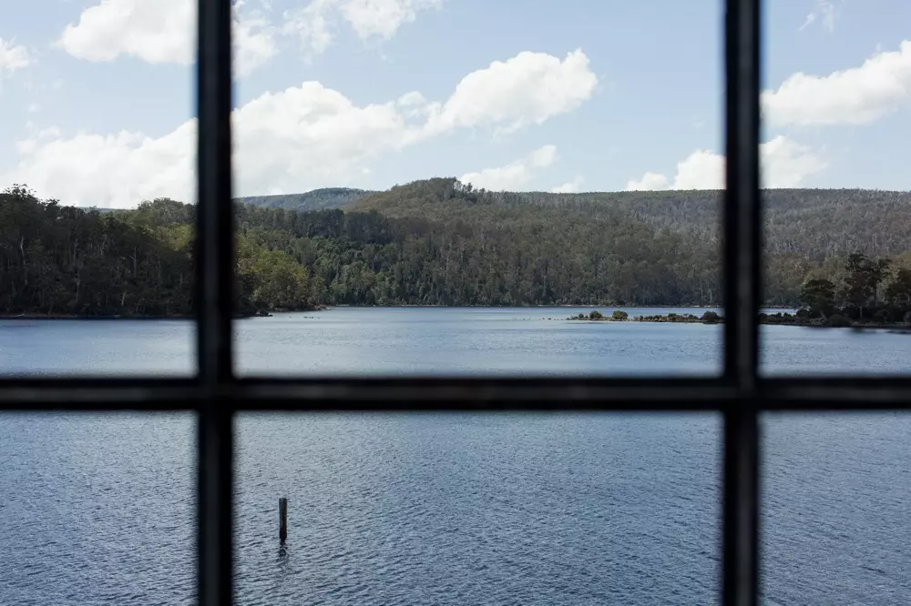 Vi Povas Dormi En La Malnova Hidrelektra Centralo Meze De Ĉi tiu Aŭstralia Lago